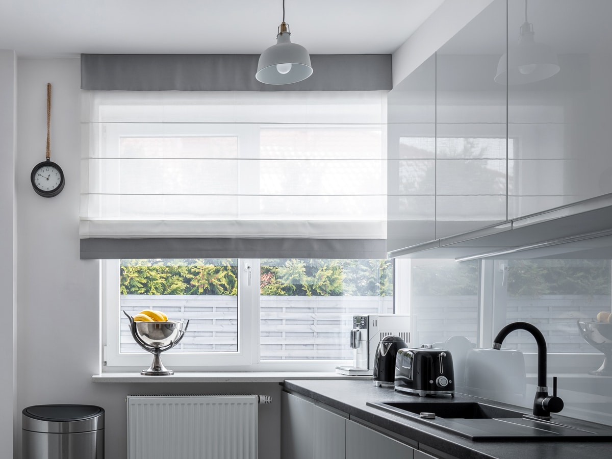 The 4 Best Kitchen Window Treatment Ideas for 2022 | Norman USA